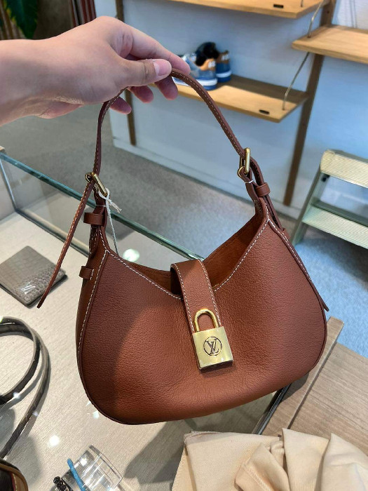 LV low key shoulder bag :: Summercstore
