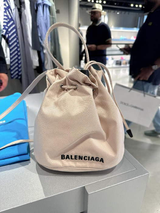 Balenciaga Wheel Small Drawstring Bucket Bag (奶茶色, 黑色) :: Summercstore